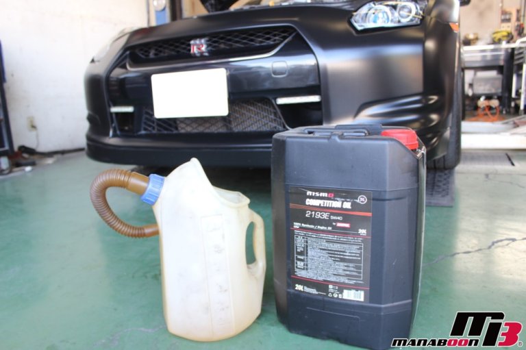 【R35】GT-R エンジンオイルの交換です。 | メンテナンス | MANABOON